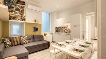 Apartamento, 3 quartos | Sala de estar | Televisor