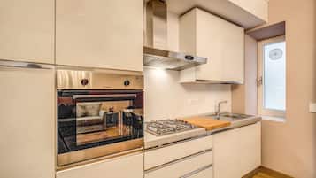 Apartamento, 4 quartos | Cozinha privada | Um frigorífico/congelador grande, um micro-ondas, um forno