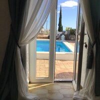 Quarto Twin, vista para a piscina | Ferro/tábua de engomar, roupa de cama fornecida 