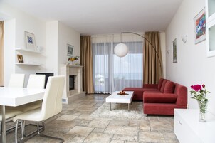 Apartamento Comfort, 2 quartos, 2 casas de banho, vista para o mar | Sala