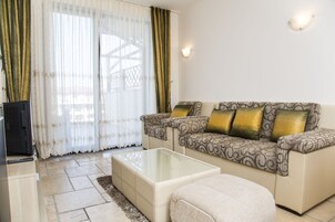 Apartamento Comfort, 2 quartos, 2 casas de banho, vista para o mar | Sala | TV de ecrã plano 