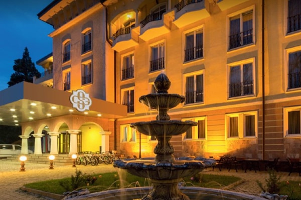 Fachada do alojamento (tarde/noite)