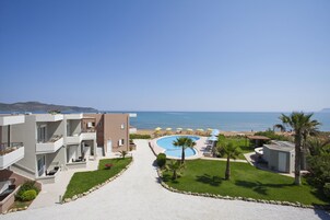 Um resort com piscina, praia e vista para o mar.