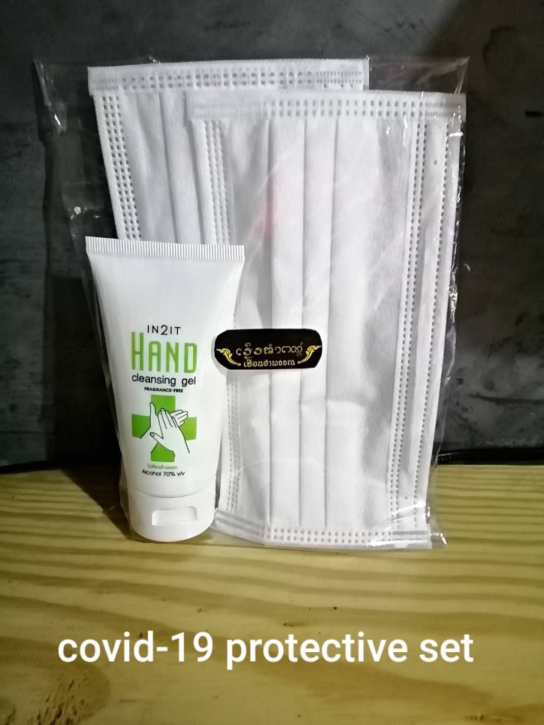 Kit de proteção contra a Covid-19, incluindo gel de limpeza para as mãos e máscara facial.