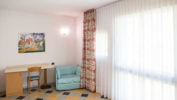 Apartamento, 2 quartos | Cofre no quarto, com decoração personalizada
