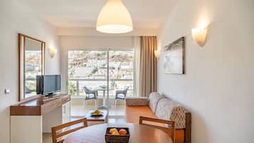 Apartamento, 1 quarto, varanda | Sala de estar | Televisor de ecrã plano de 28 polegadas com canais por cabo, televisor
