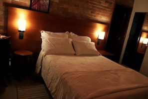 Roupas de cama premium, frigobar, cofres nos quartos, escrivaninha