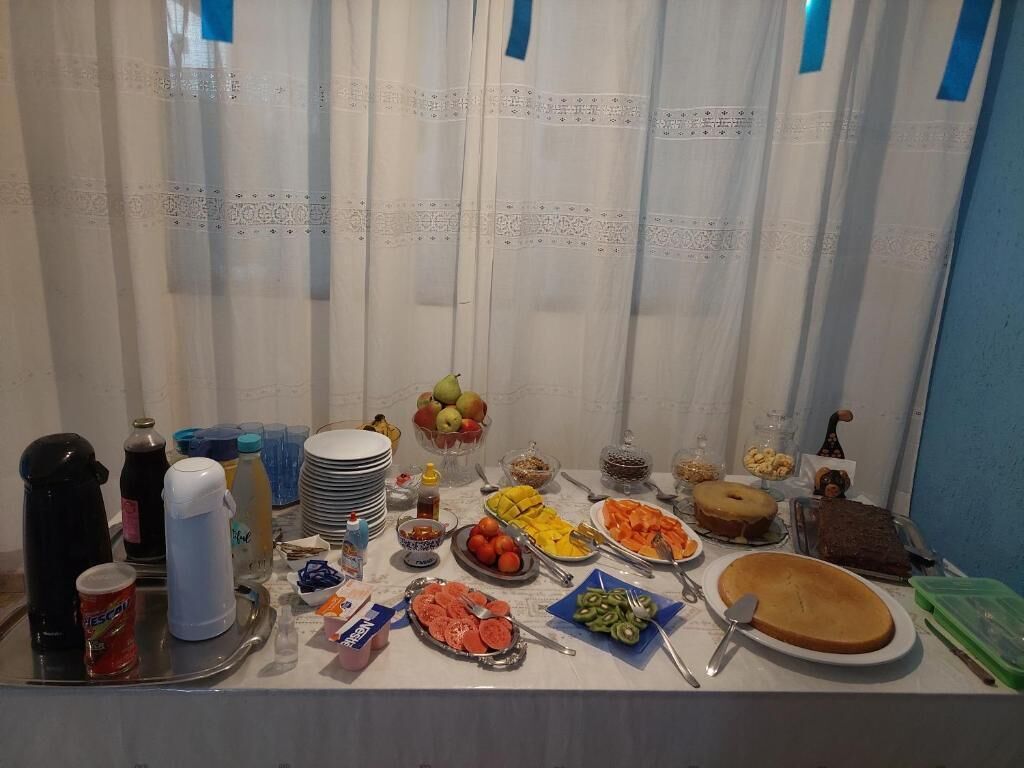 Uma mesa de buffet com diversos alimentos e acompanhamentos.