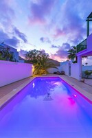 Piscina exterior, espreguiçadeiras 