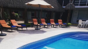 Piscina exterior, guarda-sóis, espreguiçadeiras 