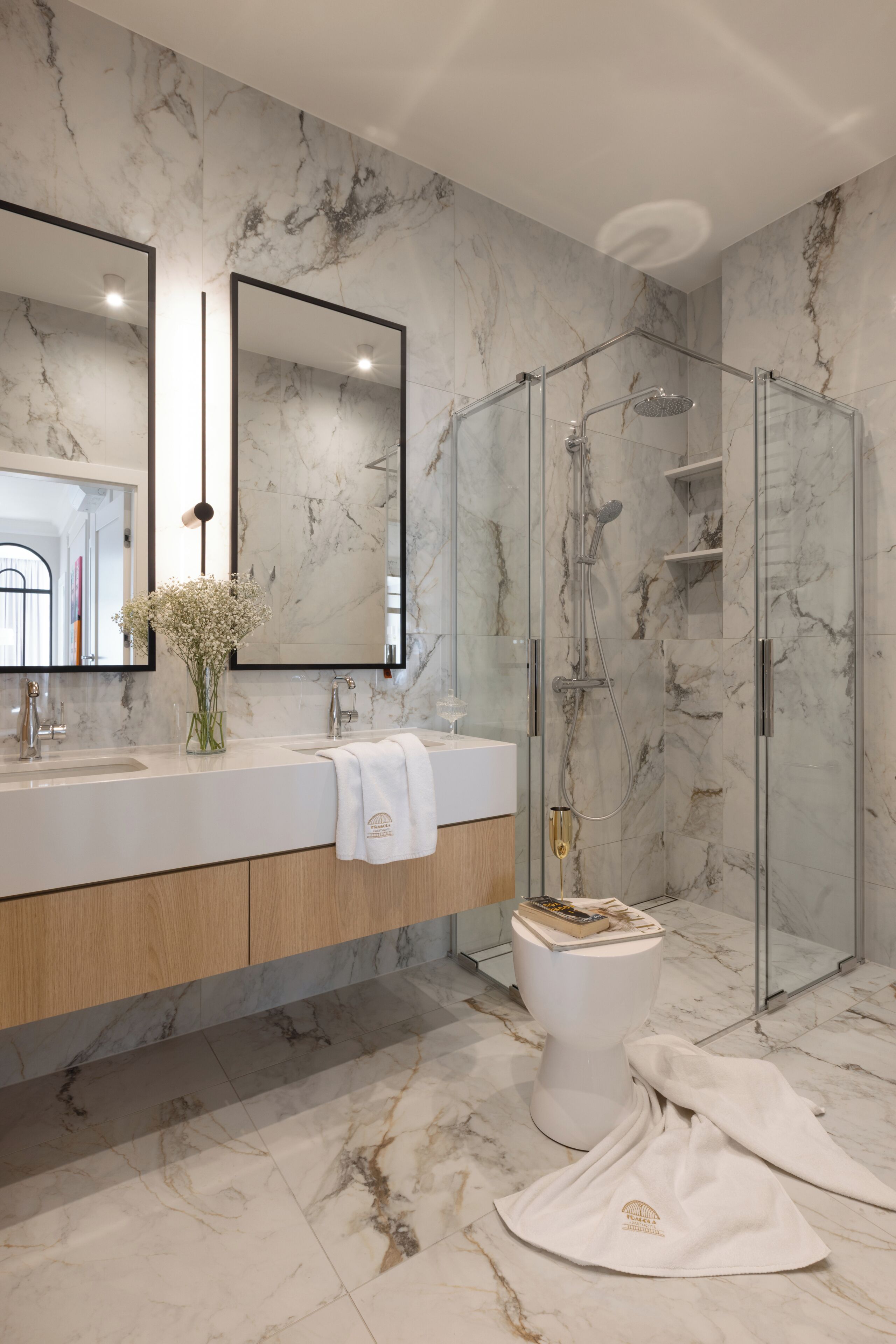 Sandstone 2-Bedroom 2 minutes to Main Square (Szpitalna 20 Street) | Banheiro | Chuveiro, produtos de toalete grátis, secador de cabelo 