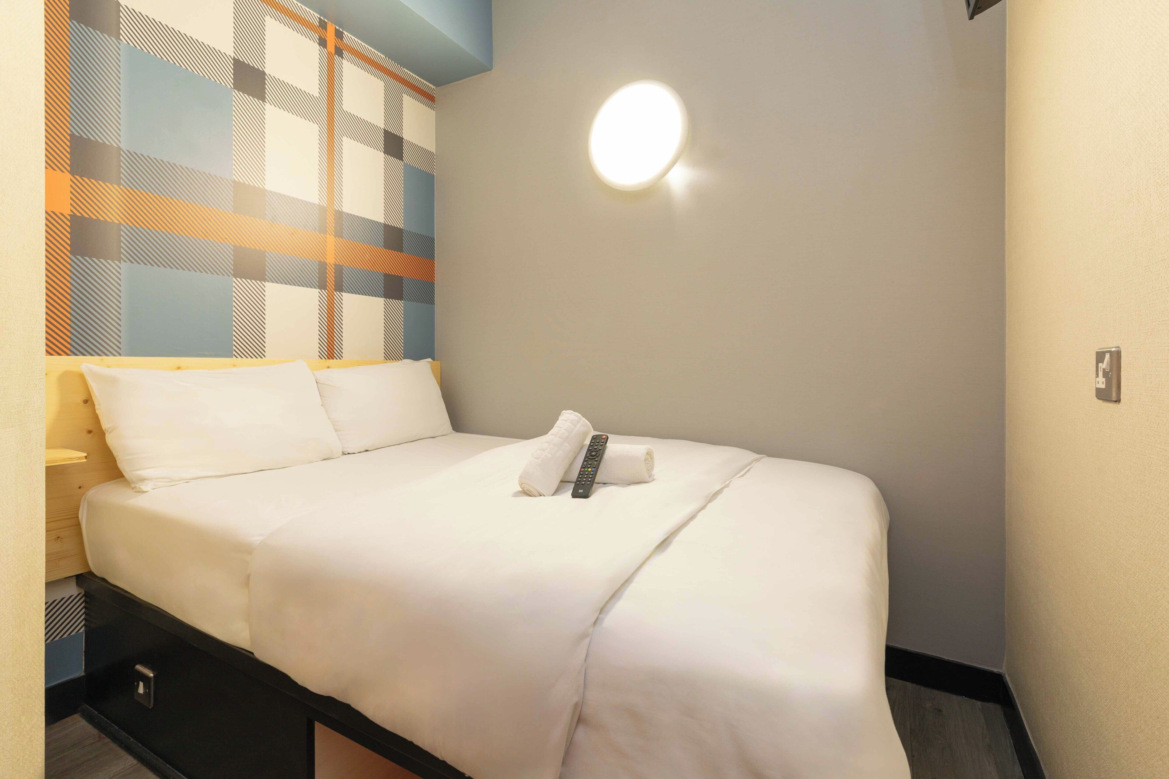 Quarto Duplo Básico, 1 cama de casal, sem janelas | Secretária adequada para computadores portáteis, quartos insonorizados 