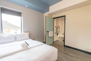 Quarto Duplo Standard, 1 cama de casal, acessível | Secretária adequada para computadores portáteis, quartos insonorizados