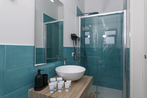 Quarto Clássico, 1 cama queen-size, vista para o mar | Casa de banho | Um polibã, artigos de higiene pessoal grátis, um secador de cabelo