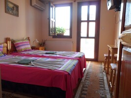 Quarto casal básico | Ferros/tábuas de passar roupa, Wi-Fi de cortesia, roupa de cama
