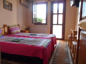 Quarto Duplo Básico | Ferro/tábua de engomar, Wi-fi grátis, roupa de cama fornecida