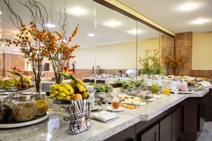 Café da manhã com buffet grátis todos os dias