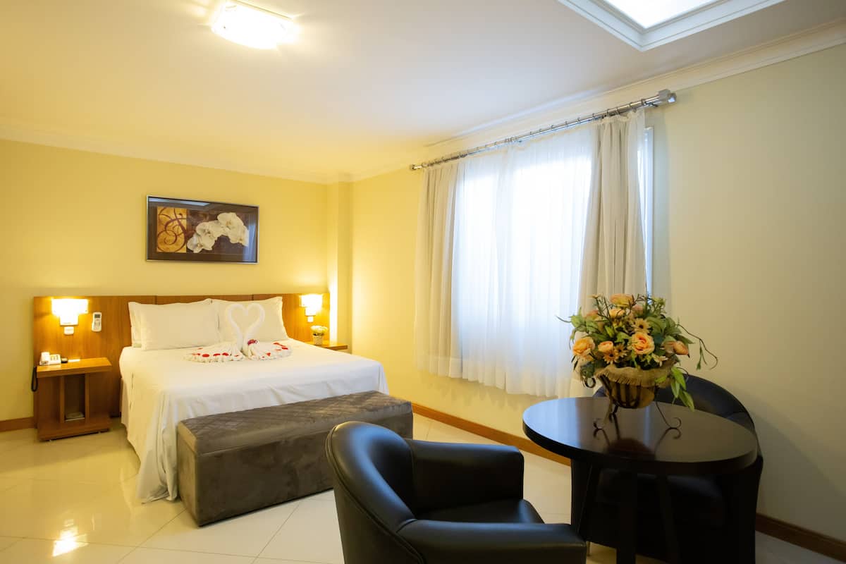 Quarto casal ou duplo luxo | Frigobar, escrivaninha, cortinas blackout, quartos à prova de som