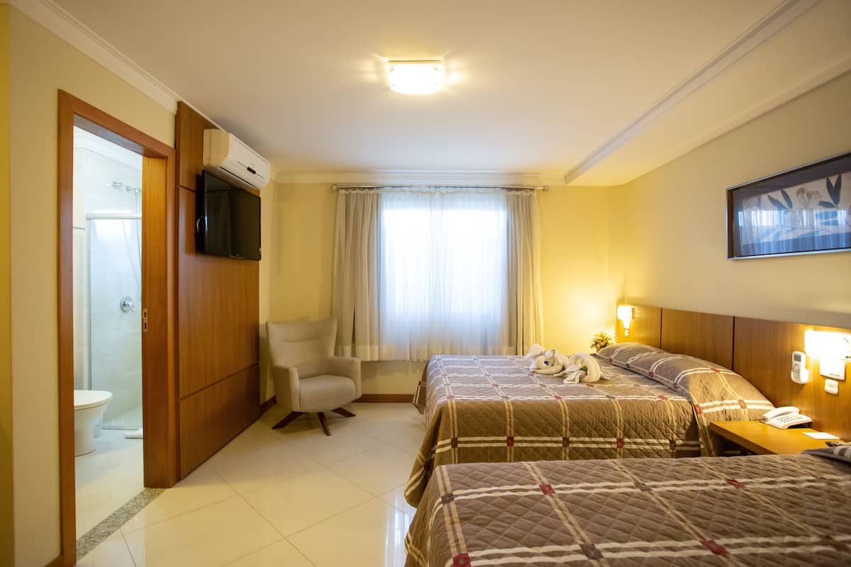 Quarto triplo luxo | Frigobar, escrivaninha, cortinas blackout, quartos à prova de som