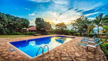 Piscina exterior, espreguiçadeiras