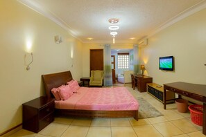 Frigobar, quartos à prova de som, Wi-Fi de cortesia, roupa de cama