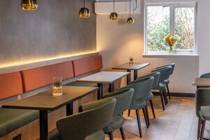 Pequeno-almoço takeaway diário (7 GBP por pessoa) 