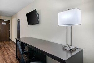 Roupas de cama premium, escrivaninha, cortinas blackout
