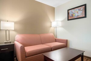 Roupas de cama premium, escrivaninha, cortinas blackout