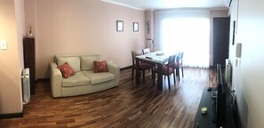 Apartamento Tradicional, 1 cama de casal, acesso à piscina, Vista para a cidade | Sala | TV de ecrã plano 
