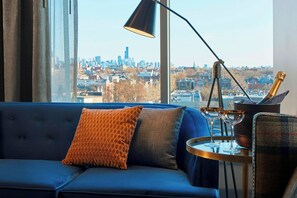 Suíte, 1 quarto, vista para a cidade | Cofres nos quartos, escrivaninha, ferros/tábuas de passar roupa