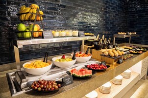 Café da manhã completo grátis todos os dias