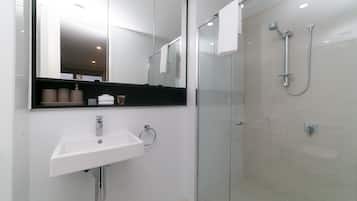 Apartamento, 2 quartos (Indigo 41) | Banheiro | Chuveiro, secador de cabelo, toalhas de banho
