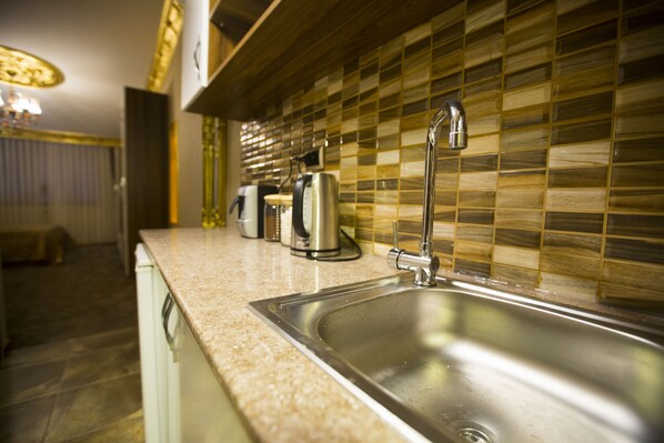 Geladeira, micro-ondas, cafeteira/chaleira, chaleira elétrica