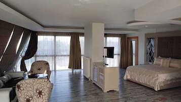 Suite, banheira de hidromassagem grande | Cofre no quarto, secretária