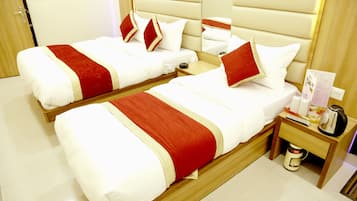 Quarto triplo luxo, várias camas | Roupas de cama premium, escrivaninha, Wi-Fi de cortesia