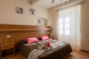 Quarto Duplo, casa de banho privativa, Vista para a cidade | Secretária, Wi-fi grátis, roupa de cama fornecida 