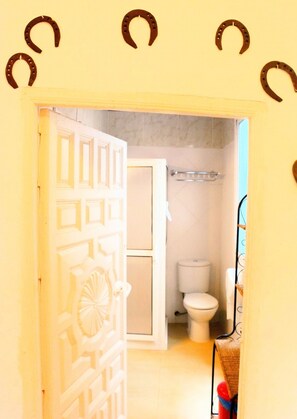 Quarto triplo, suíte (1) | Banheiro | Produtos de toalete grátis, secador de cabelo (mediante solicitação)