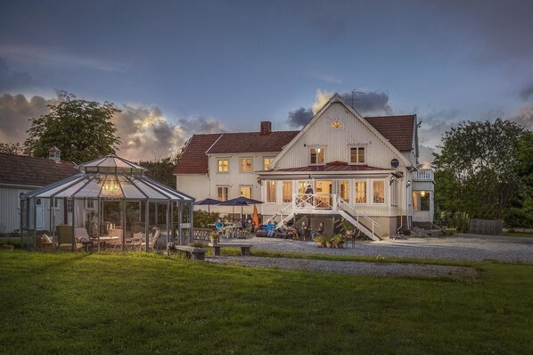 Fachada da propriedade à noite