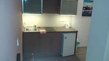 Estúdio Comfort, kitchenette | Kitchenette privada | Um frigorífico, uma cafeteira/bule, uma chaleira elétrica