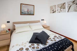 Quarto casal luxo, vista para o jardim | Cofres nos quartos, escrivaninha, quartos à prova de som