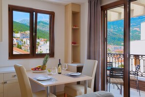 Apartamento Comfort, 2 quartos | Refeições no quarto