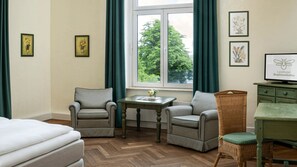 Quarto casal standard | Cofres nos quartos, escrivaninha, ferros/tábuas de passar roupa