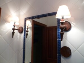 Quarto Duplo ou Twin | Casa de banho | Uma banheira de imersão total, artigos de higiene pessoal grátis 