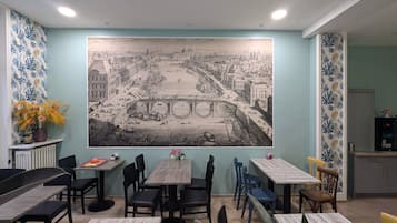 Pequeno-almoço continental diário (11 EUR por pessoa)