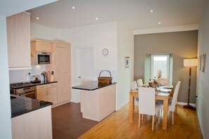 Casa de campo, 3 quartos (Muirfield) | Cozinha privada | Geladeira, micro-ondas, fogão, cooktop