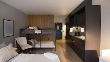 Quarto Quádruplo, várias camas | Quartos insonorizados, Wi-fi grátis, roupa de cama fornecida