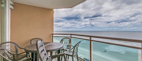 Apartamento em Condomínio Fechado, 3 quartos, não fumadores, junto ao mar | Varanda