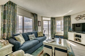 Apartamento em Condomínio Fechado, 3 quartos, vista para o oceano | Sala | TV de ecrã plano, leitor de DVD