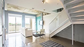 Apartamento (Luxurious 2/2.5 at Midtown Miami) | Sala de estar | TV de ecrã plano