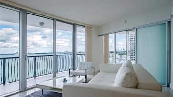 Apartamento (Awesome Water View 2/2 in Edgewater) | Vista do quarto